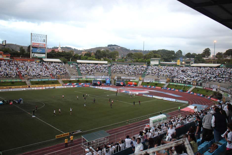 Aficionados viven la final del Apertura 2013