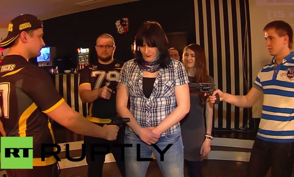 La nueva sensación: ruleta rusa con pistola de descargas eléctricas