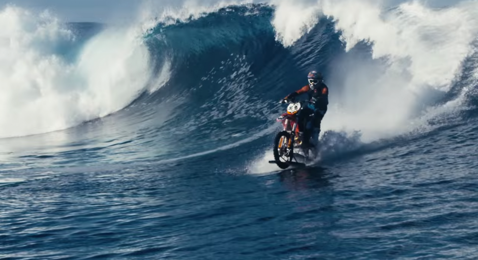 Un australiano extremo surfea con su motocicleta