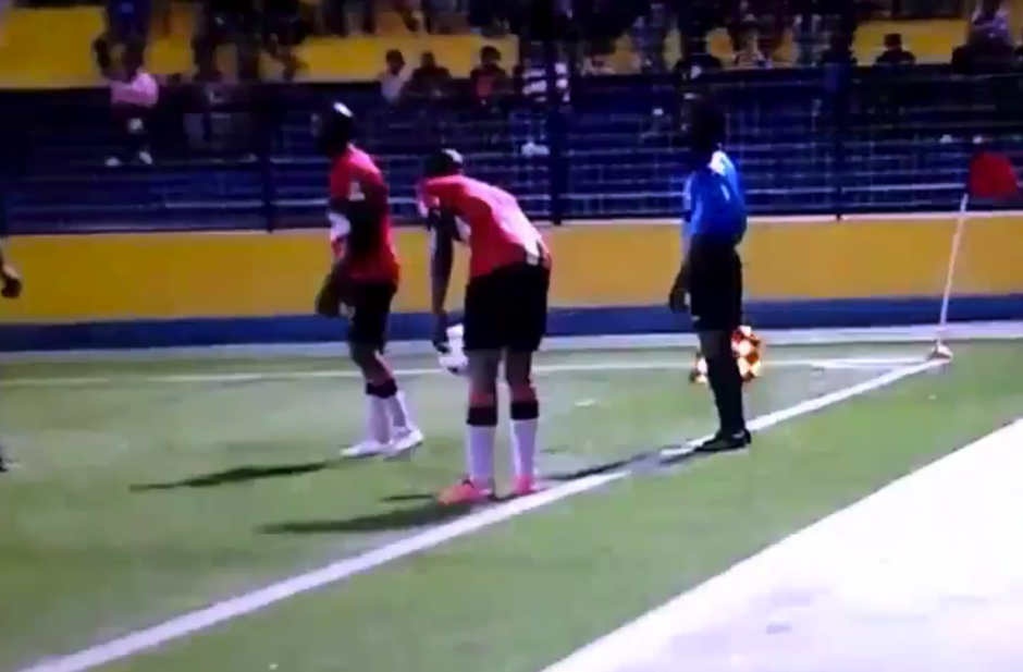 Jugadores reclaman agresivos al juez de línea y este no se deja