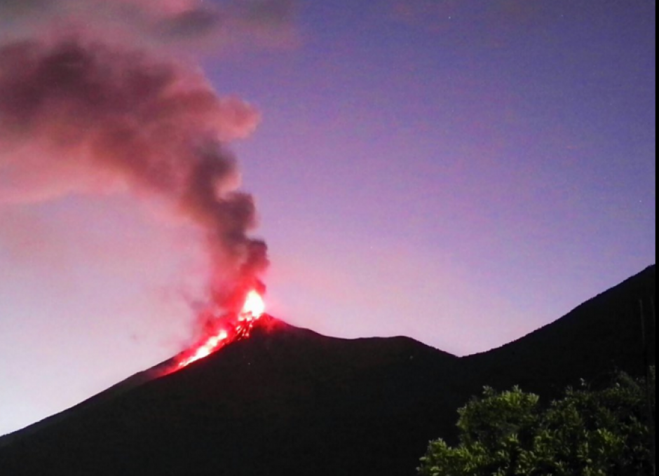 Erupción, ceniza y retumbos reportados este domingo en Volcán de Fuego