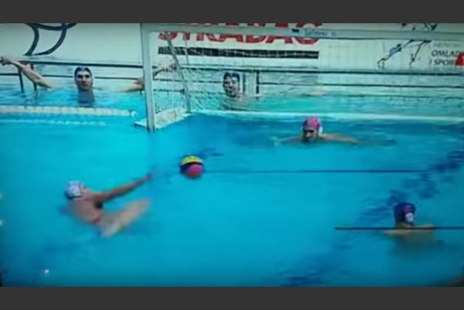 El insólito gol de volea en un partido de Waterpolo