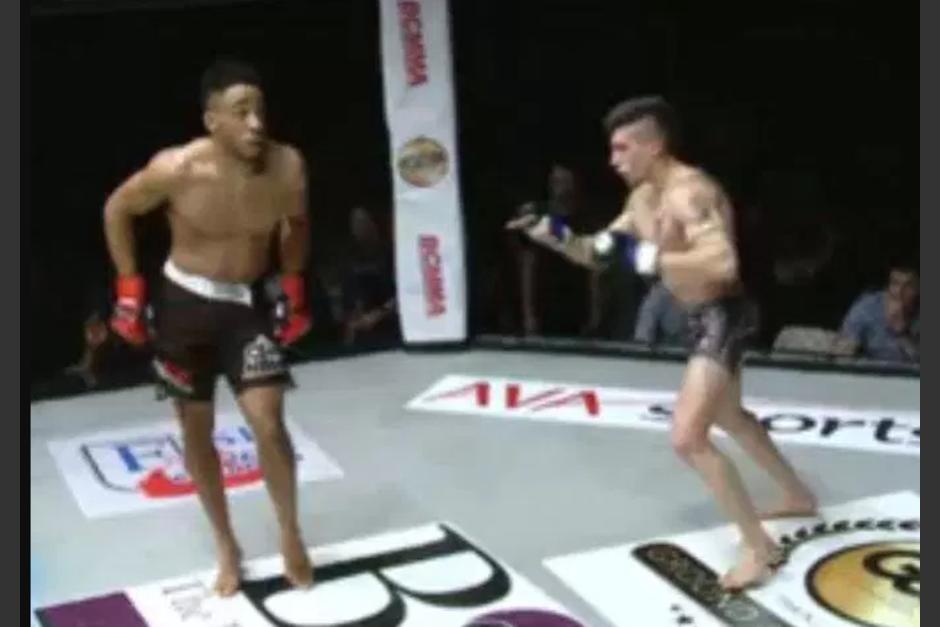 Dominaba la pelea, quiso burlarse del rival y esto le sucedió