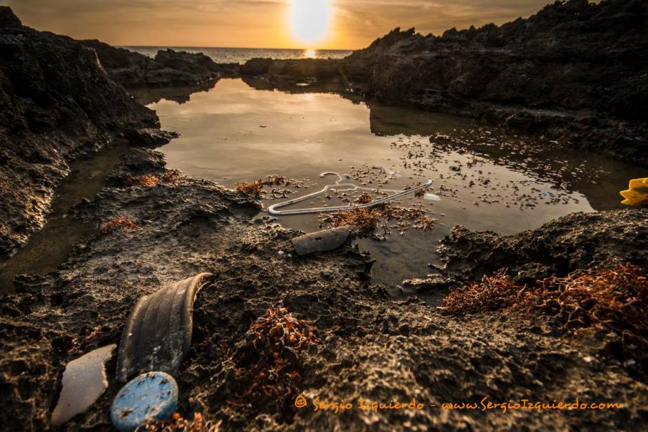 Sergio Izquierdo documenta en Bermudas la contaminación de los mares