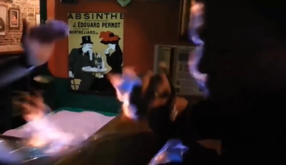 Intentan elaborar un trago flameado y el experimento termina mal