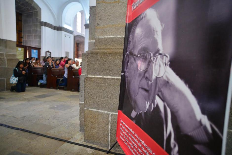 Guatemaltecos recuerdan a Juan Gerardi a 17 años de su muerte | Soy502