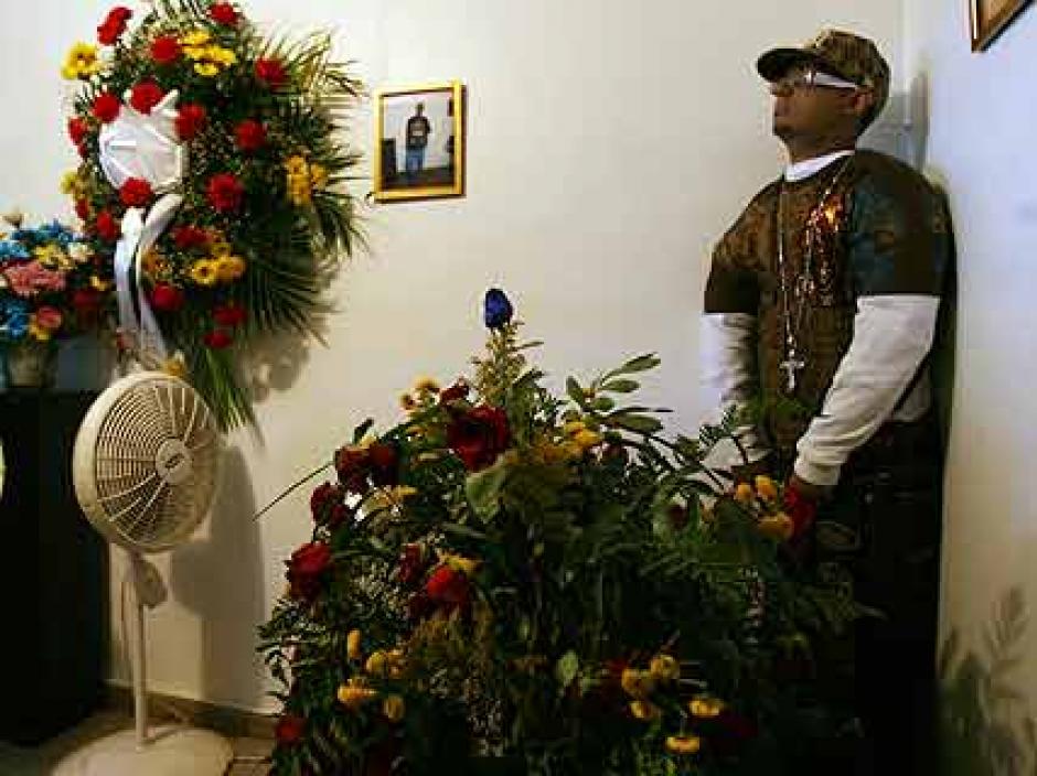 Un funeral fuera de lo común: velan a un joven sentado con un cigarro ...