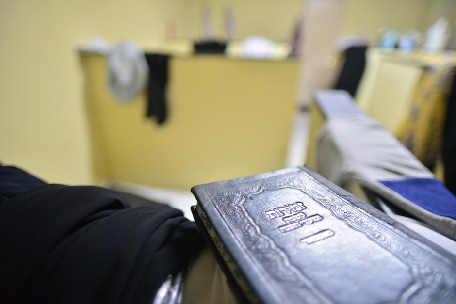 Sin un lugar fijo para vivir, judíos de Lev Tahor celebraron el Janucá