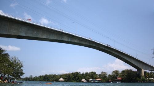 Adolescente se lanza desde el puente de Río Dulce y sale ileso