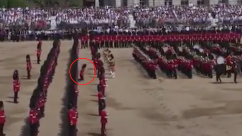 Soldado rinde homenaje a un cortejo fúnebre bajo un fuerte aguacero