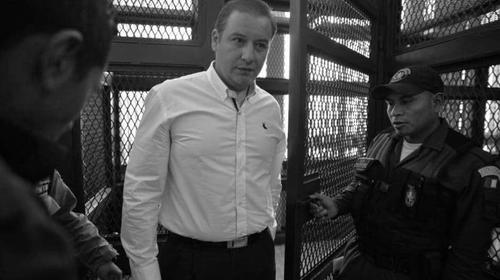 Familiares entierran a Roberto Barreda, fallecido por Covid-19